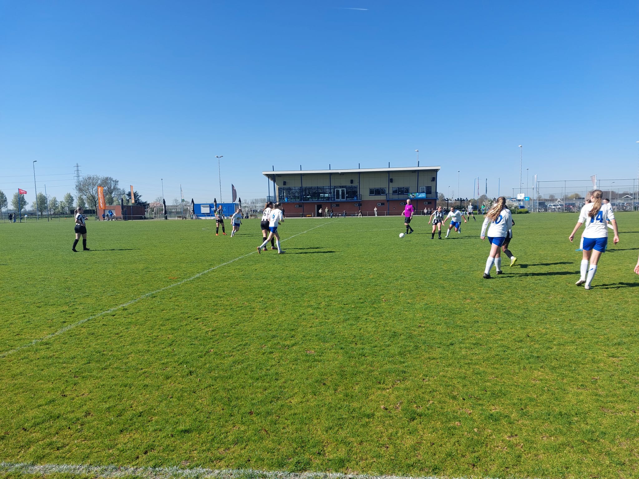 MO17 boekt eclatante overwinning, 5-0 | sv DFS